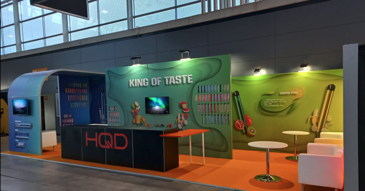 HQD Europe corner stand with lightbox and storage 11x4m | 2FAIR